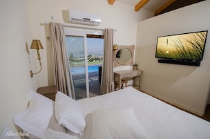 Cabana de Madeira Deluxe, 1 quarto, vista para o lago | 1 quarto, roupa de alta qualidade, secretária