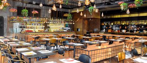 4 restaurantes, pequenos-almoços servidos