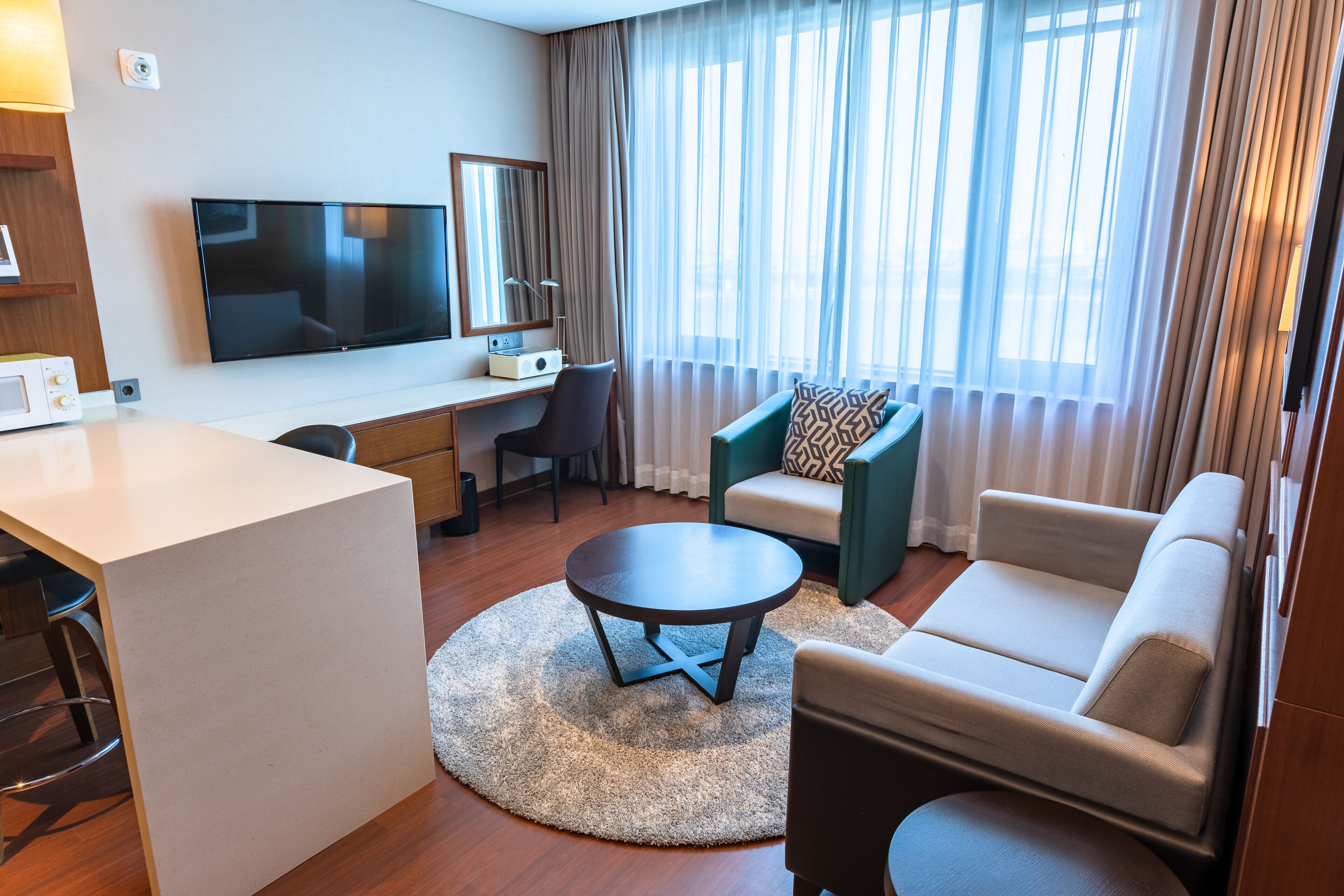 Suite, vista para o oceano | Sala de estar | Televisor LCD de 43 polegadas com canais por cabo, televisor 