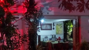 Pequenos-almoços servidos, cozinha local e internacional