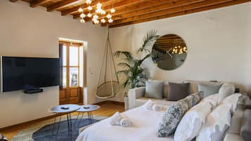 Vila luxo, várias camas, vista para o oceano | Área de estar | TV de tela plana 32 polegadas com canais digitais, TV