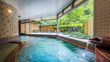 Um secador de cabelo, chinelos, sanita com bidé eletrónico