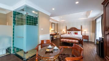King Suite | Cofres nos quartos, escrivaninha, Wi-Fi de cortesia, roupa de cama