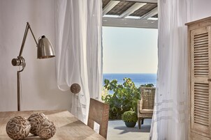 Suíte luxo (Kirini) | Roupas de cama premium, frigobar, cofres nos quartos, escrivaninha