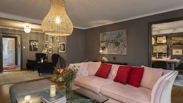 Apartamento | Sala de estar | Televisor de ecrã plano de 50 polegadas com canais digitais, televisor