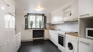 Apartamento | Cozinha privada | Um frigorífico/congelador grande, um micro-ondas, um forno