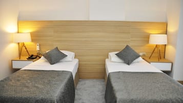 Quarto Duplo Standard | Minibar, cofre no quarto, secretária, quartos insonorizados