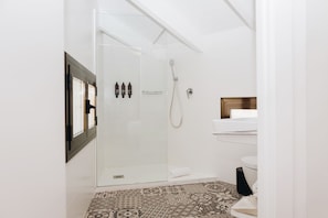 Um polibã, artigos de higiene pessoal grátis, um secador de cabelo 