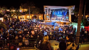 Espaço ao ar livre com palco e assentos para o público.