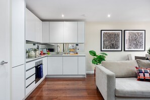 Apartamento luxo, 1 quarto, vista para a cidade | Cozinha privada | Geladeira grande, micro-ondas, fogão, cooktop