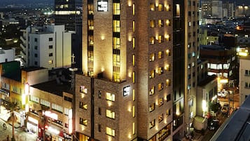 Fachada do alojamento (tarde/noite)