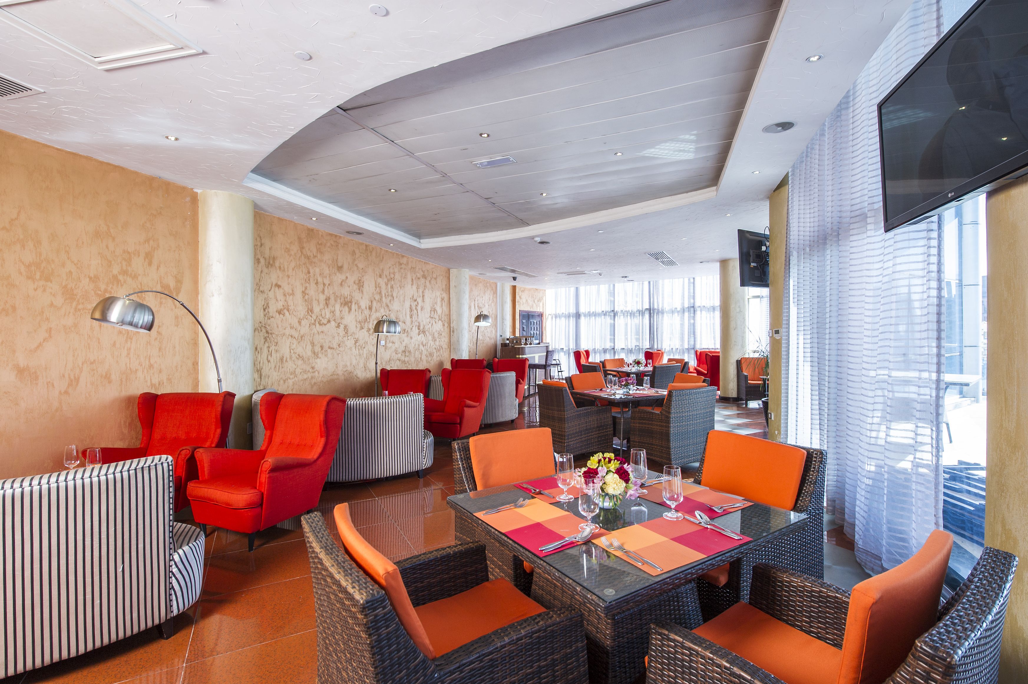 2 restaurantes, café da manhã, culinária internacional