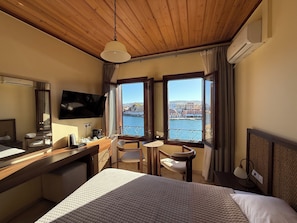 Quarto casal superior, vista para o mar | Individualmente decorados, individualmente mobiliados, escrivaninha