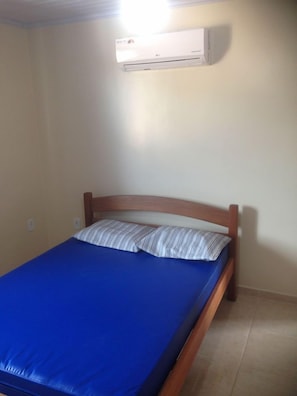 Quarto Duplo (Com Ar Cond/With Air Cond) | Secretária, cortinas/cortinados opacos, Wi-fi grátis 