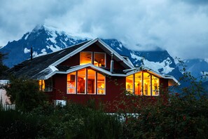 Fachada da propriedade à noite