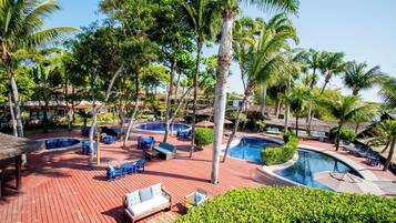 3 piscinas exteriores