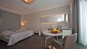 Minibar, cofre no quarto, secretária, quartos insonorizados