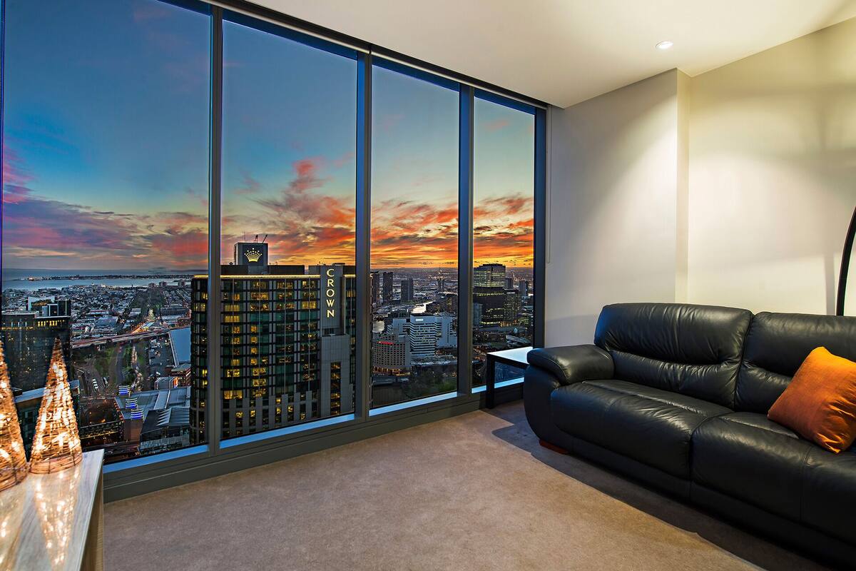 Apartamento Executivo, 2 quartos, 2 casas de banho | Sala de estar | Televisor de ecrã plano de 50 cm com canais por cabo, televisor 