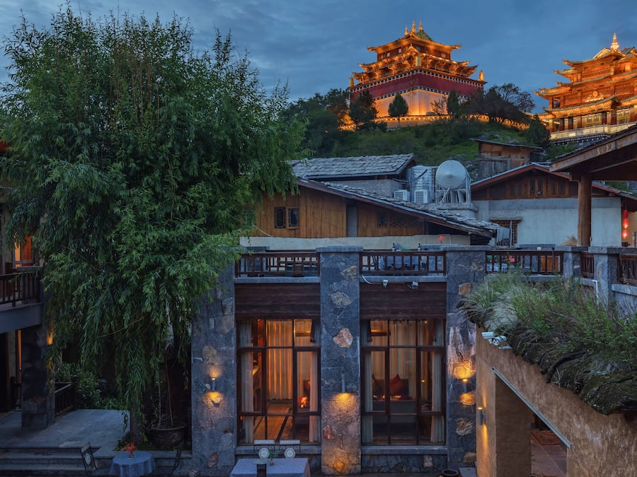 Fachada da propriedade à noite