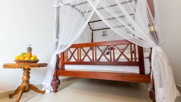 1 quarto, roupa de alta qualidade, cofre no quarto, secretária