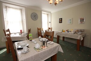 Café da manhã inglês grátis todos os dias