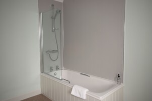 Quarto Duplo ou Twin, acessível, no rés do chão | Casa de banho | Um polibã, artigos de higiene pessoal grátis, um secador de cabelo 
