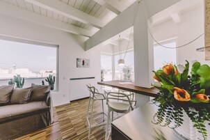 Suite de Luxo, várias camas, vista para o mar | Sala de estar | Televisor de ecrã plano de 32 polegadas com canais digitais, televisor 