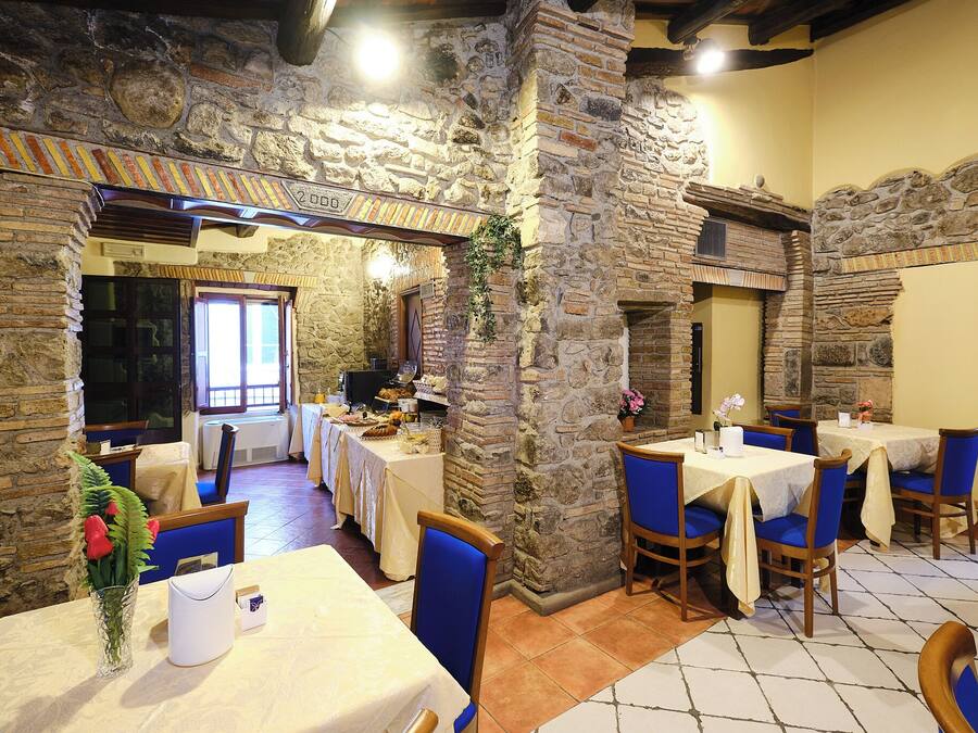Pequenos-almoços, almoços, jantares servidos, cozinha local