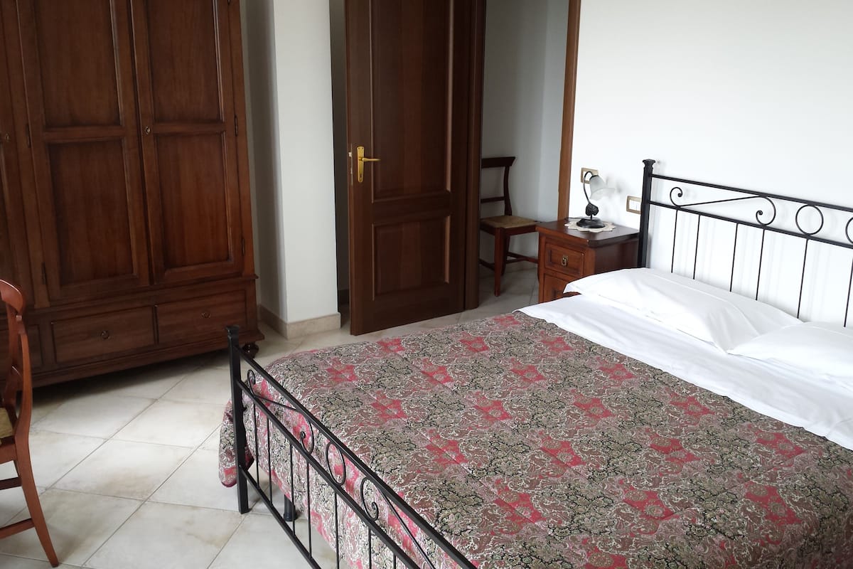 Apartamento, 2 quartos | Roupa de alta qualidade, secretária, ferro/tábua de engomar