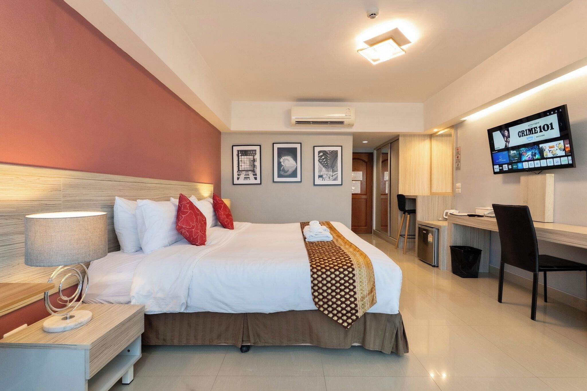 Quarto casal luxo | Cofres nos quartos, individualmente decorados, escrivaninha