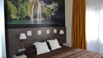 Roupas de cama premium, cofres nos quartos, escrivaninha