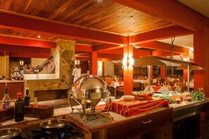 Café da manhã, almoço e jantar; culinária internacional