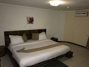 Quarto Duplo Deluxe, Vista para a cidade (Superior) | Roupa de alta qualidade, minibar, cofre no quarto, secretária