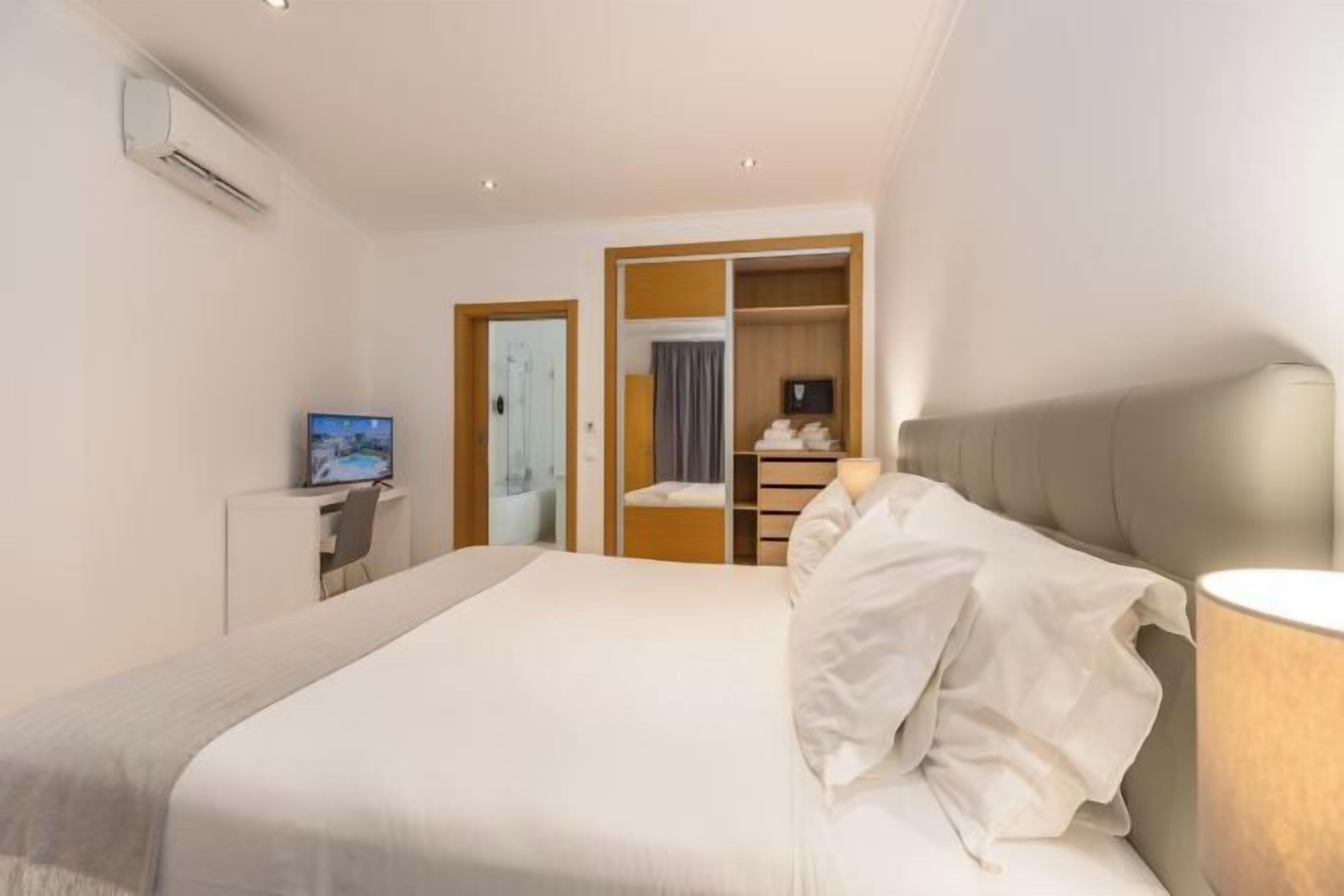 Cofre no quarto, secretária 