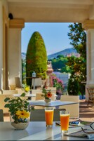 Café da manhã com buffet todos os dias (EUR 15 por pessoa) 