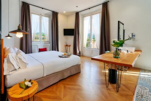 Quarto casal superior, terraço | Roupas de cama premium, frigobar, cofres nos quartos, escrivaninha