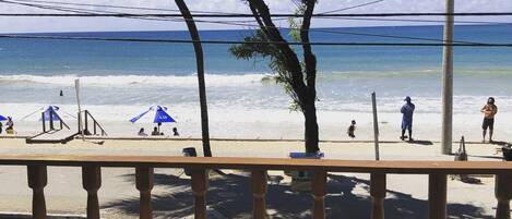 Na praia, praia de areia branca