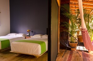 Quarto luxo, 2 camas de casal | Cofres nos quartos, Wi-Fi de cortesia, roupa de cama