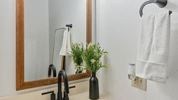 Quarto Standard, 1 cama queen-size | Casa de banho | Uma combinação polibã/banheira, toalhas fornecidas, sabão