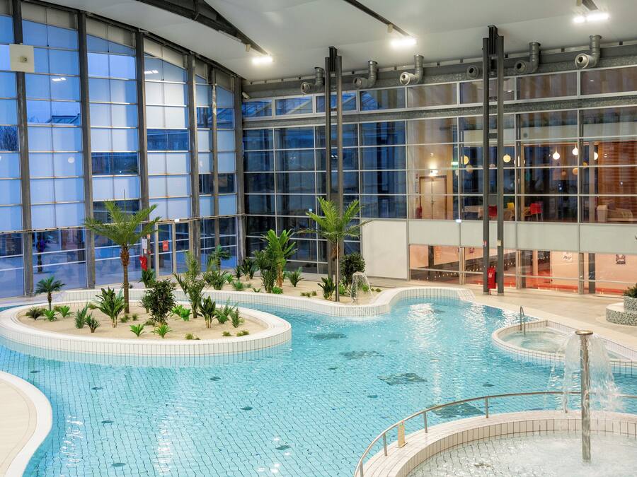 Piscina interna, espreguiçadeiras