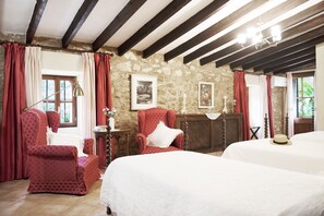 Quarto família | Cofres nos quartos, individualmente decorados, escrivaninha