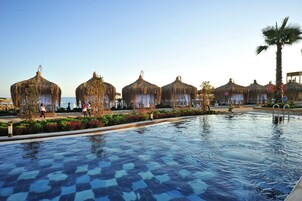 2 piscinas internas, piscina externa sazonal, guarda-sóis