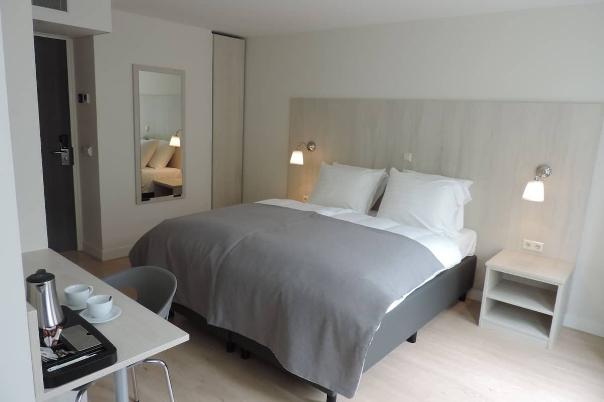 Quarto luxo | Frigobar, cofres nos quartos, escrivaninha