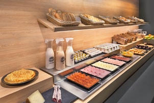 Pequeno-almoço continental diário mediante uma taxa