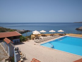 Piscina exterior, guarda-sóis, espreguiçadeiras 