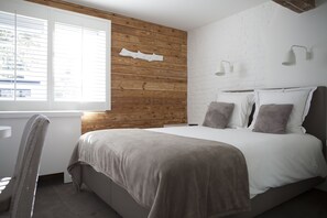 Roupas de cama premium, cofres nos quartos, individualmente decorados