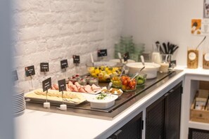 Café da manhã com buffet todos os dias mediante uma taxa