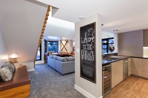 Condo superluxo, 4 quartos, vista para a montanha, ao lado da montanha | Área de estar | TV de tela plana 20 polegadas com canais a cabo, TV