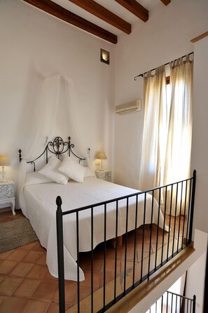 Suite, terraço, vista para o jardim | Roupa de alta qualidade, edredões de penas, minibar, cofre no quarto 