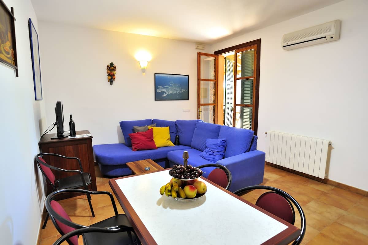 Apartamento, 2 quartos | Sala de estar | TV de tela plana